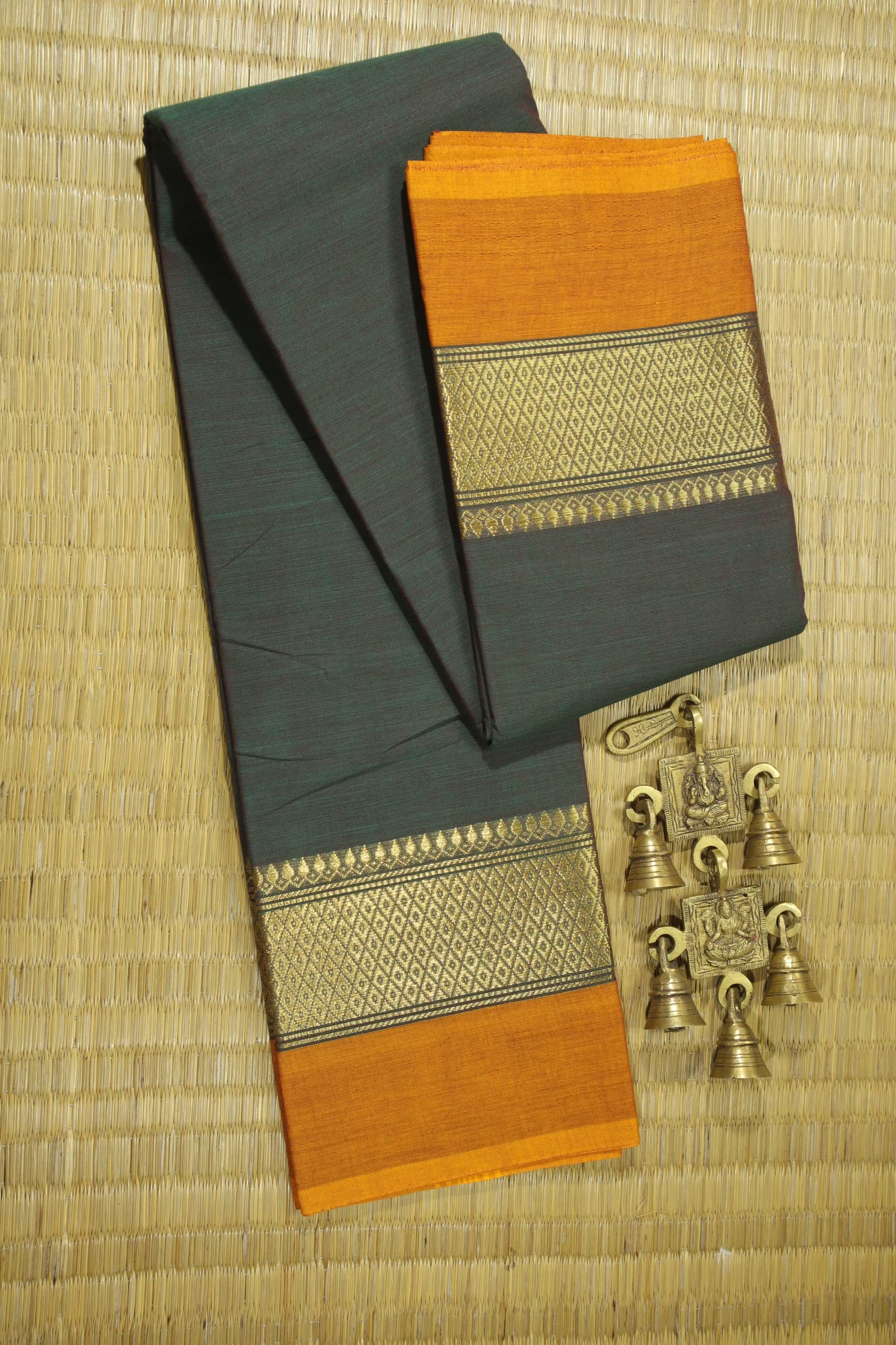 Buy Green Leaf 🌿 Mayil Kan Malarkodi Saree